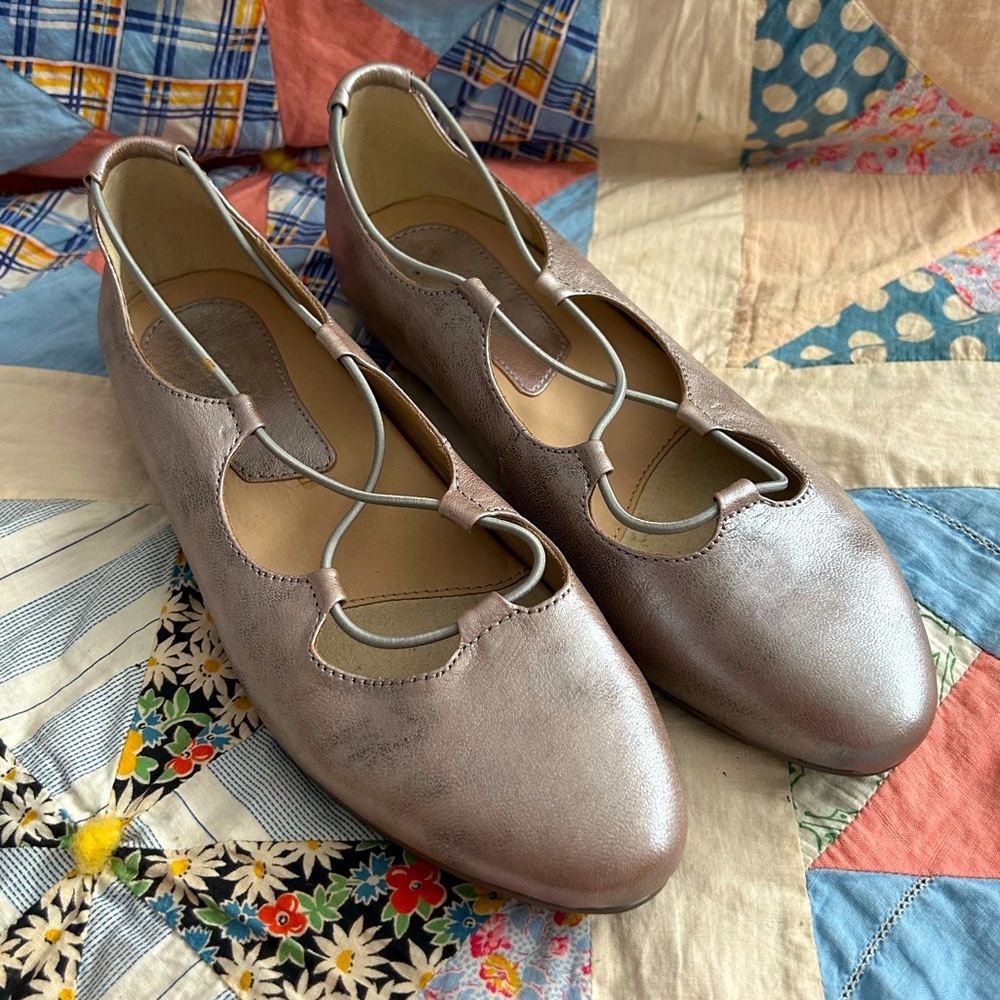 Earthies Essen Shimmer Pink Flats Size 7 - Gem
